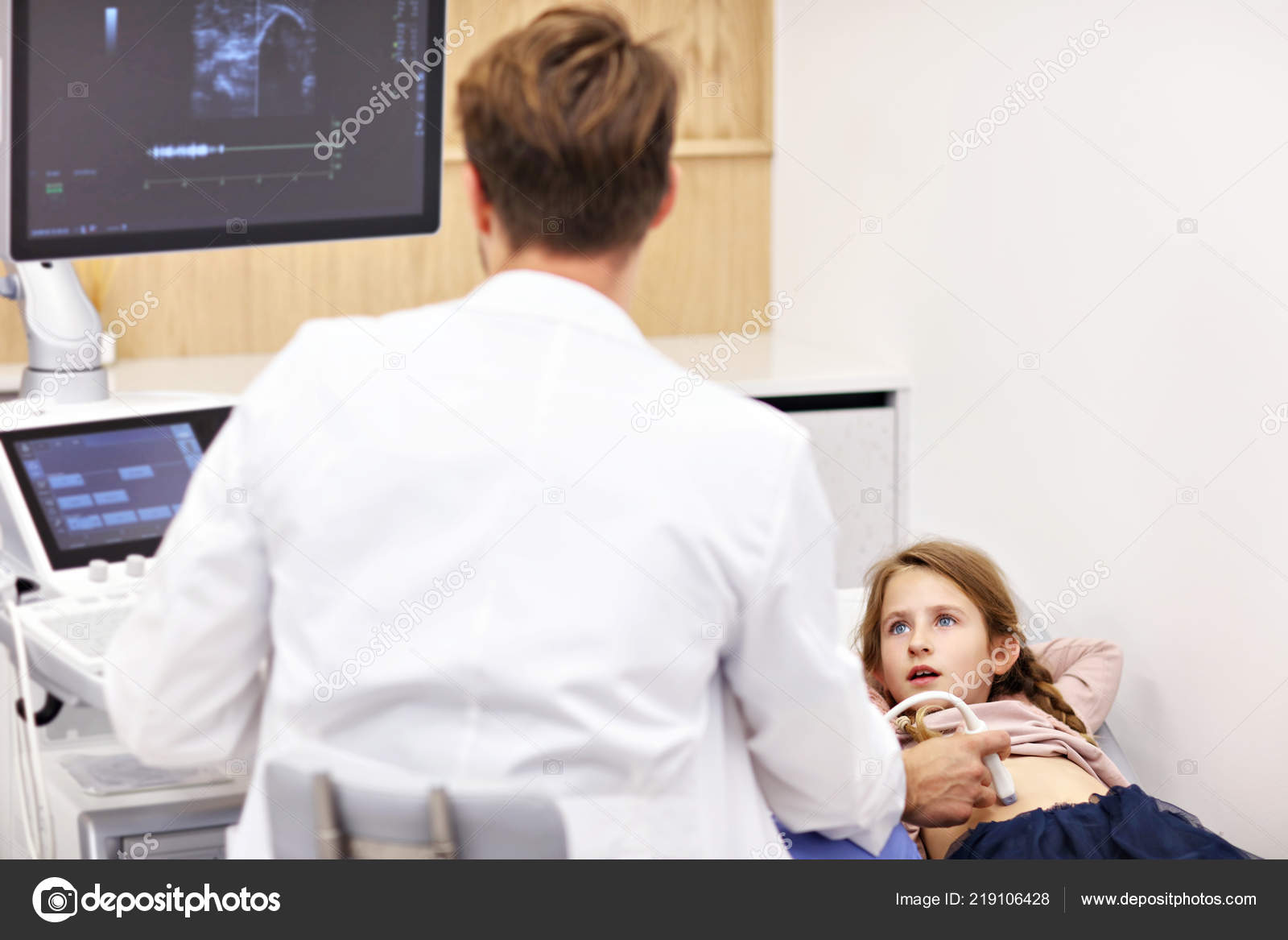Doctor testing young girl with usg Stock Photo by ©macniak 219106428