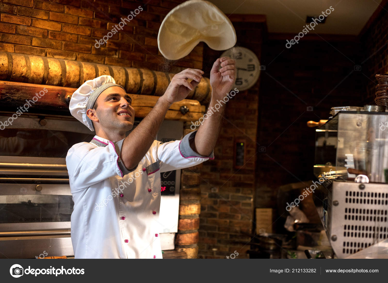 Pizza Chef Lanzando Masa Pizza Aire — Foto de stock #212133282 © pyotr021