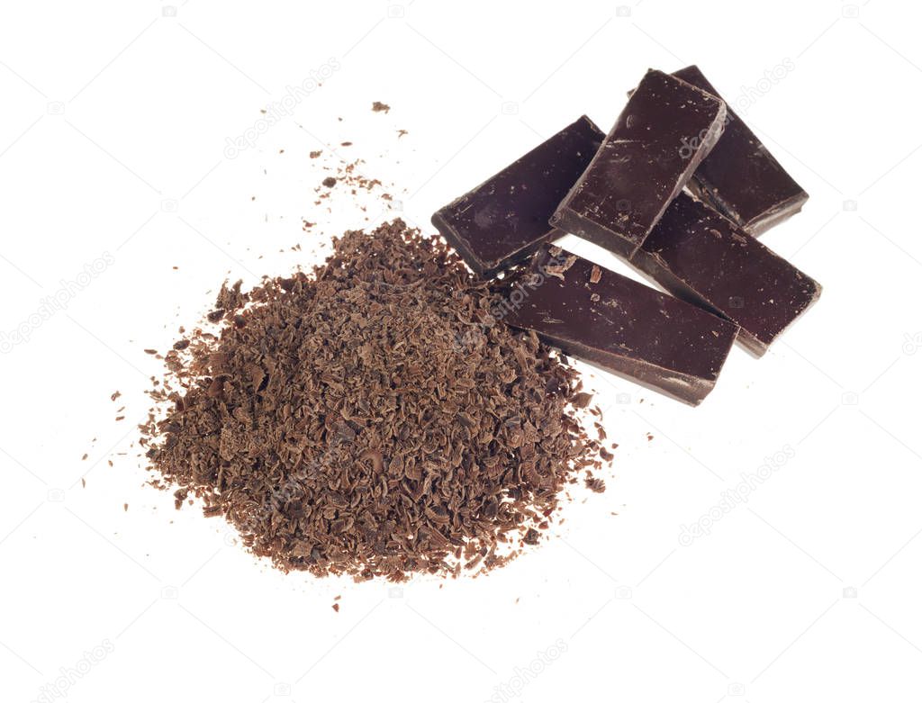 Chocolate rallado y barra de chocolate aislado sobre fondo blanco 2023