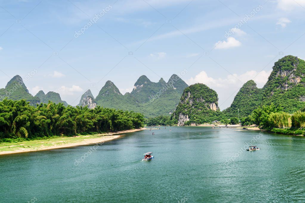 Maravillosa vista del río Li (río Lijiang) con agua azul en el condado ...
