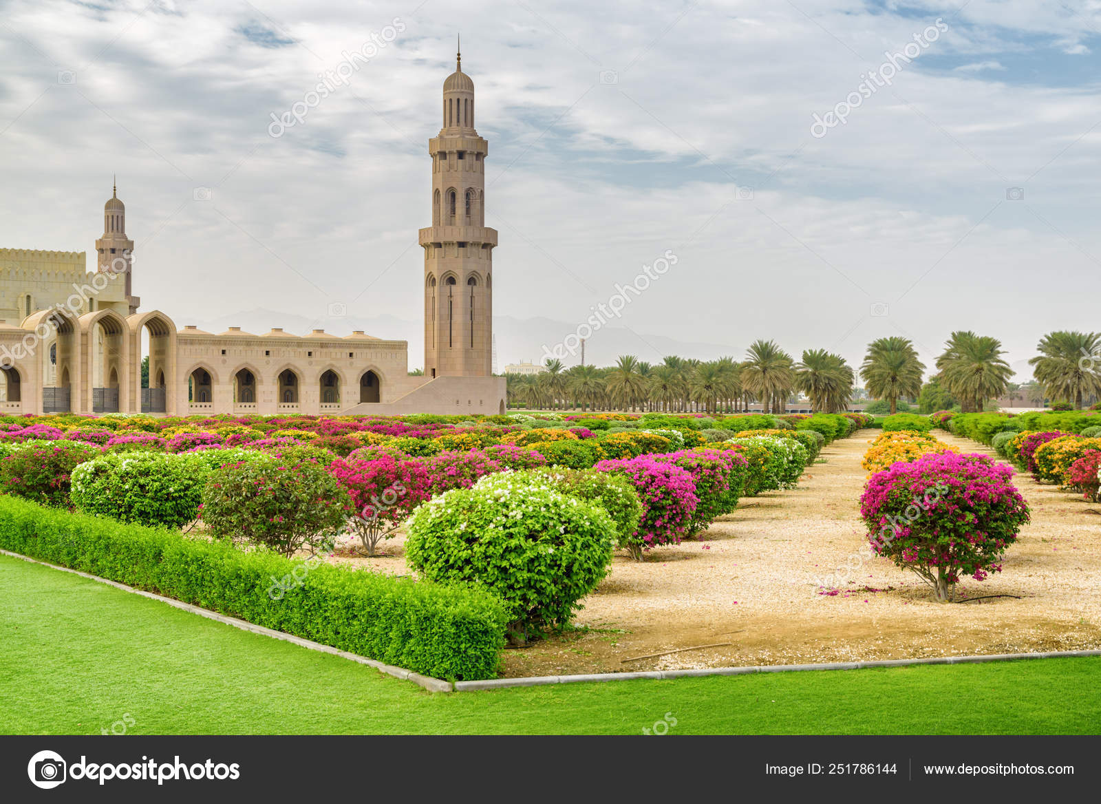 Jardines alrededor de la Gran Mezquita del Sultán Qaboos en Mascate ...