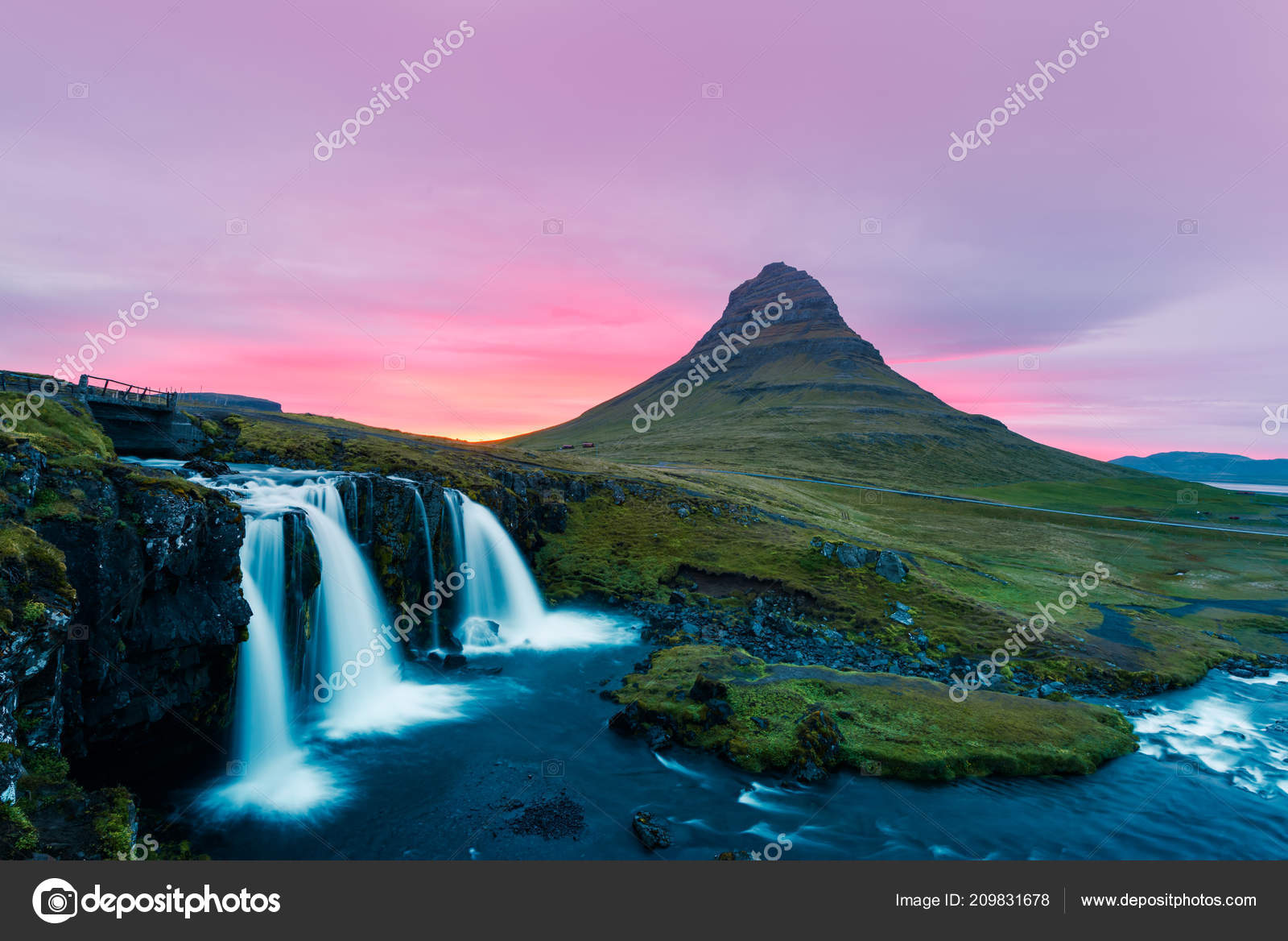 Iceberg pieces on Diamond beach — Stock Photo © Ivankmit #209831678