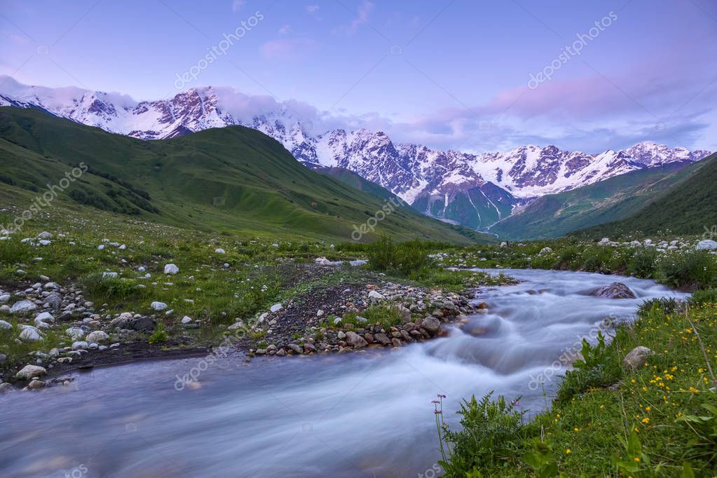 Desde la orilla del río, cubierta de piedras, se abre la vista a ...