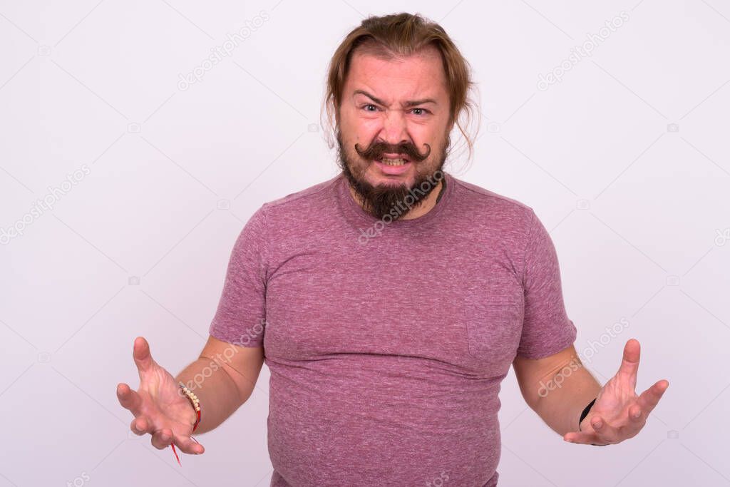 Retrato de hombre barbudo con sobrepeso con bigote y cabello largo 2023