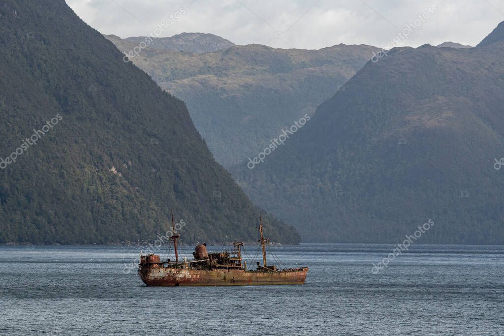 Naufragio del carguero MV Capitán Leonidas en Canal Messier el 7 de ...