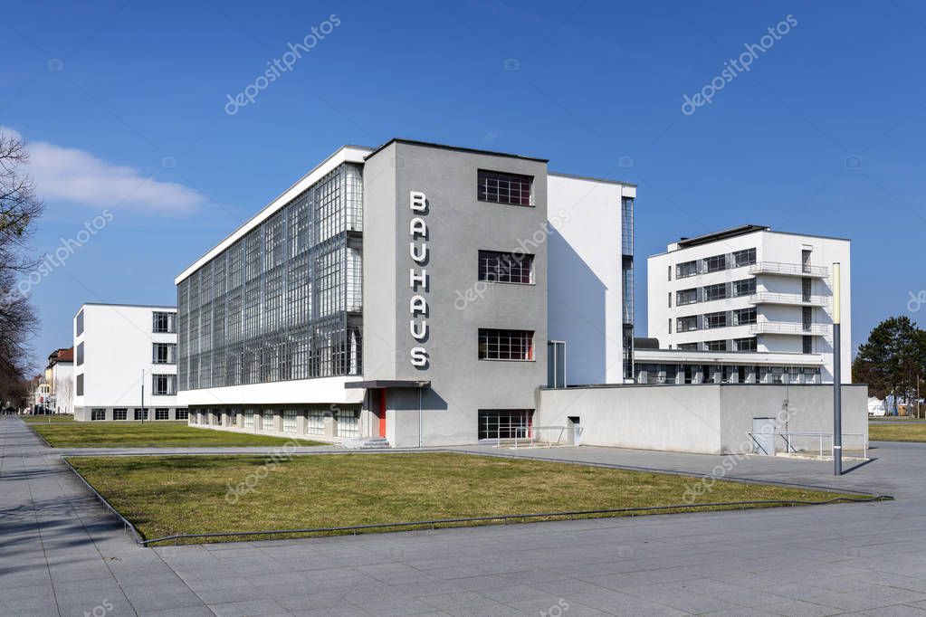 DESSAU, ALEMANIA - 30 DE MARZO DE 2018: El emblemático edificio de la escuela de arte Bauhaus ...