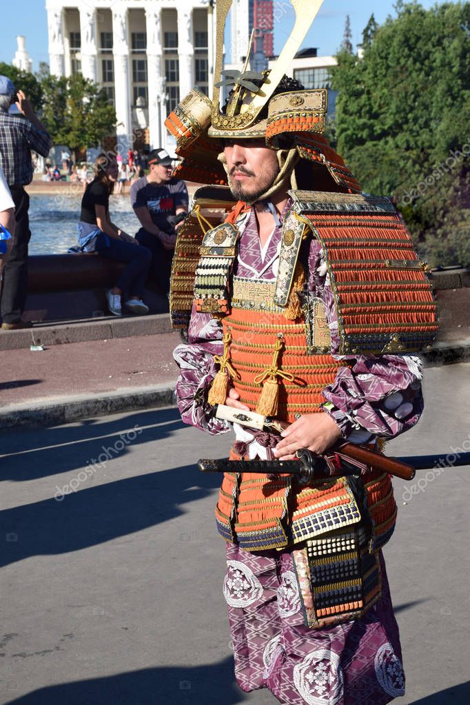 Rusia, Moscú, agosto de 2018. El traje de samurai en un casco con una ...