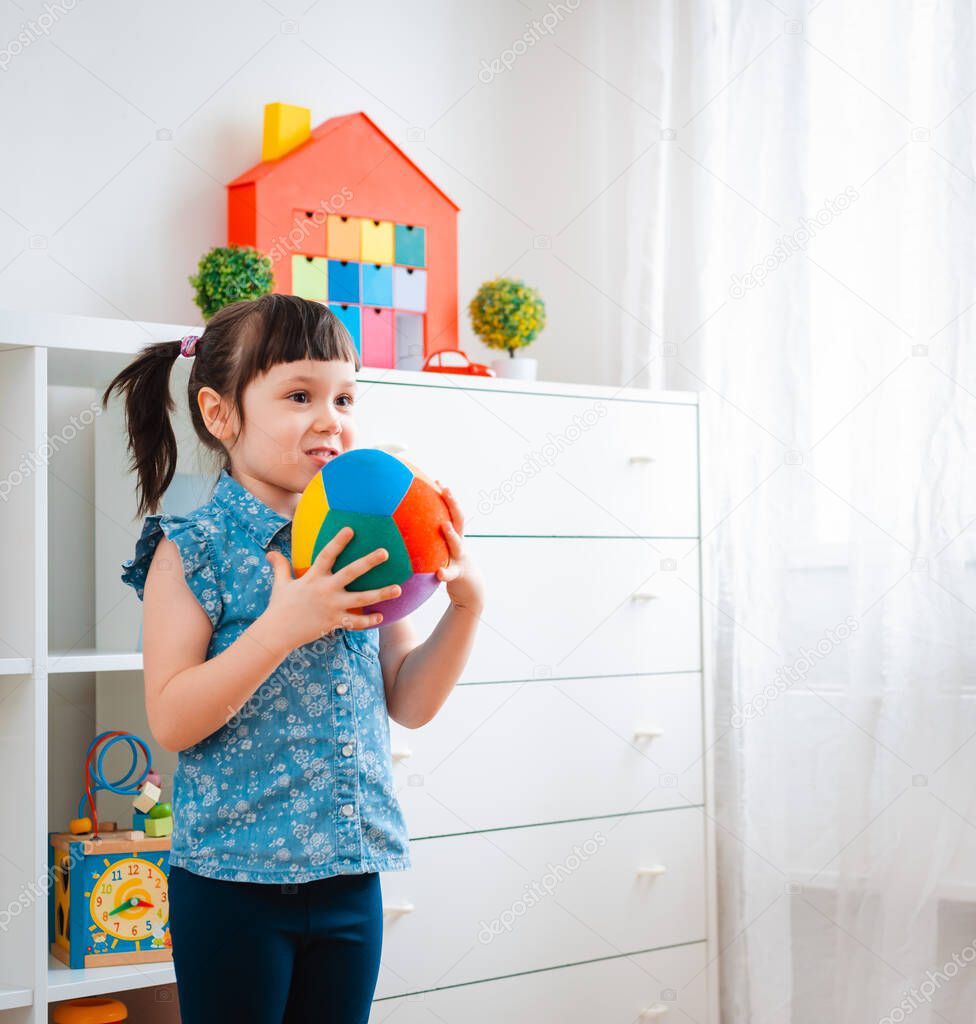 niños niña pequeña jugar en una sala de juegos para niños, lanzando pelota. concepto de ...
