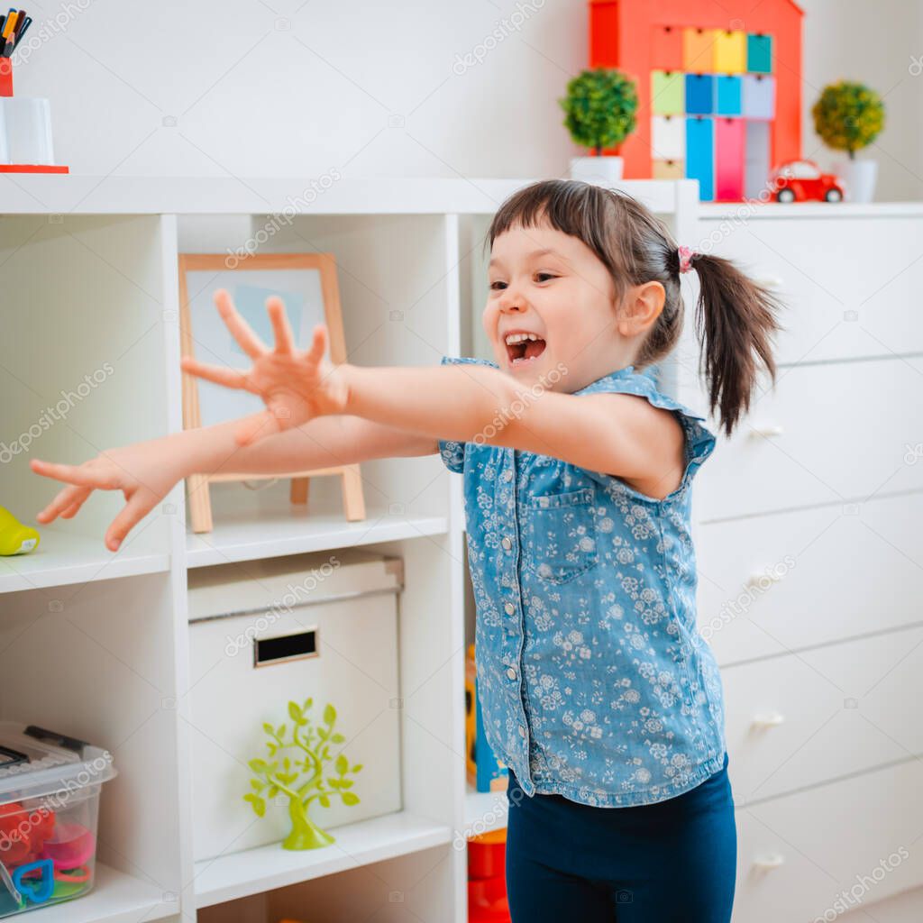 niños niña pequeña jugar en una sala de juegos para niños, lanzando pelota. concepto de ...
