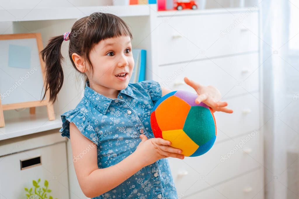 niños niña pequeña jugar en una sala de juegos para niños, lanzando pelota. concepto de ...