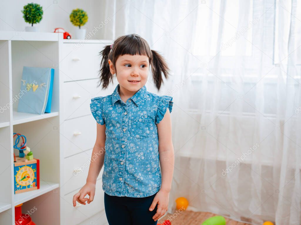ni os ni a peque a jugar en una sala de juegos para ni os, lanzando pelota. concepto de ...