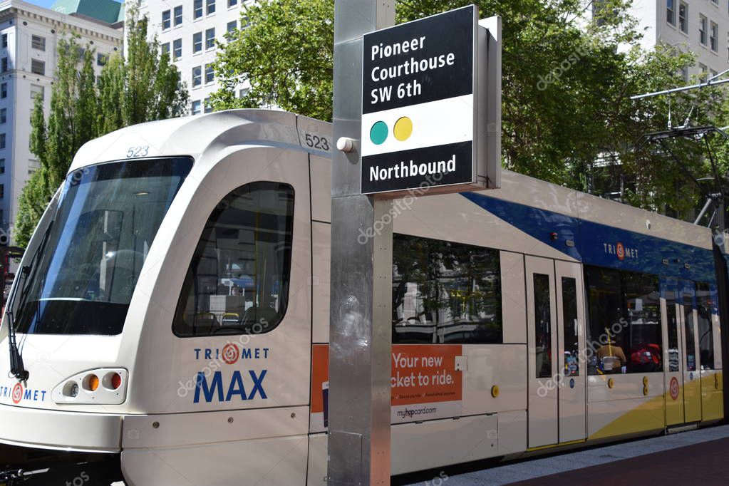 PORTLAND, OREGON - JUN 8: MAX Light Rail Tranv as en Portland, Oregon, visto en Jun 8, 2019 ...