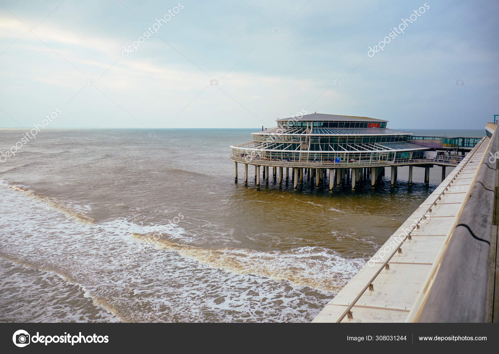 The Scheveningen Pier – Stock Editorial Photo © badahos #308031244