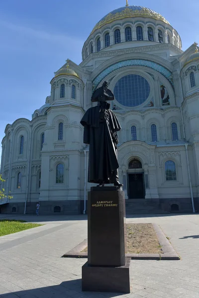 Kronstadt, Rusia- 27,05,2018 Monumento santo justo Almirante Fedor Ushakov cerca de la catedral ...