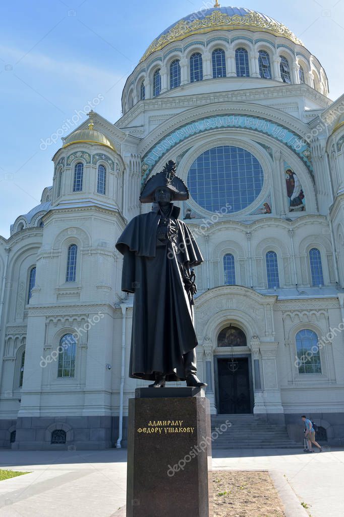 Kronstadt, Rusia- 27,05,2018 Monumento santo justo Almirante Fedor Ushakov cerca de la catedral ...