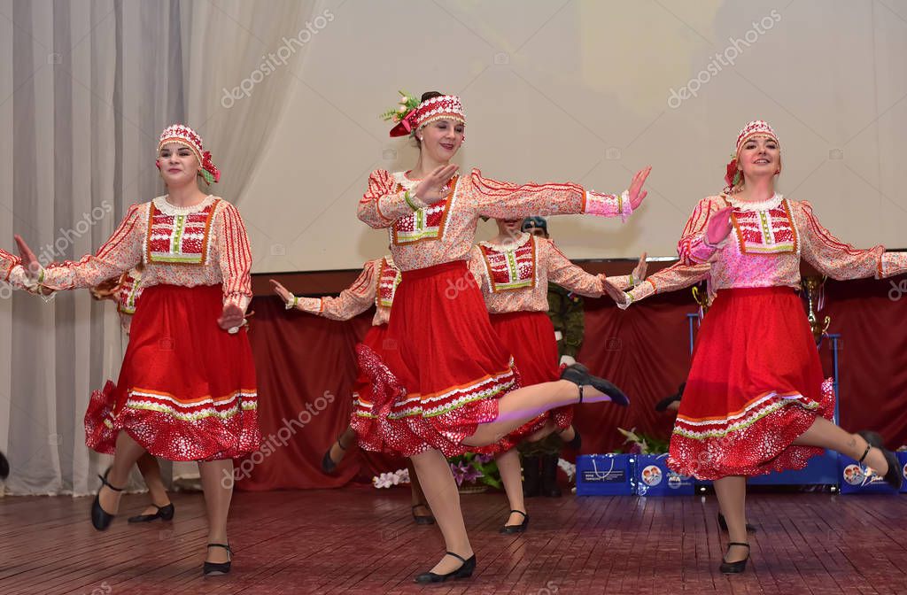 Rusia, Pskov. 31,10,2017 Participantes del conjunto de danza folclórica ...