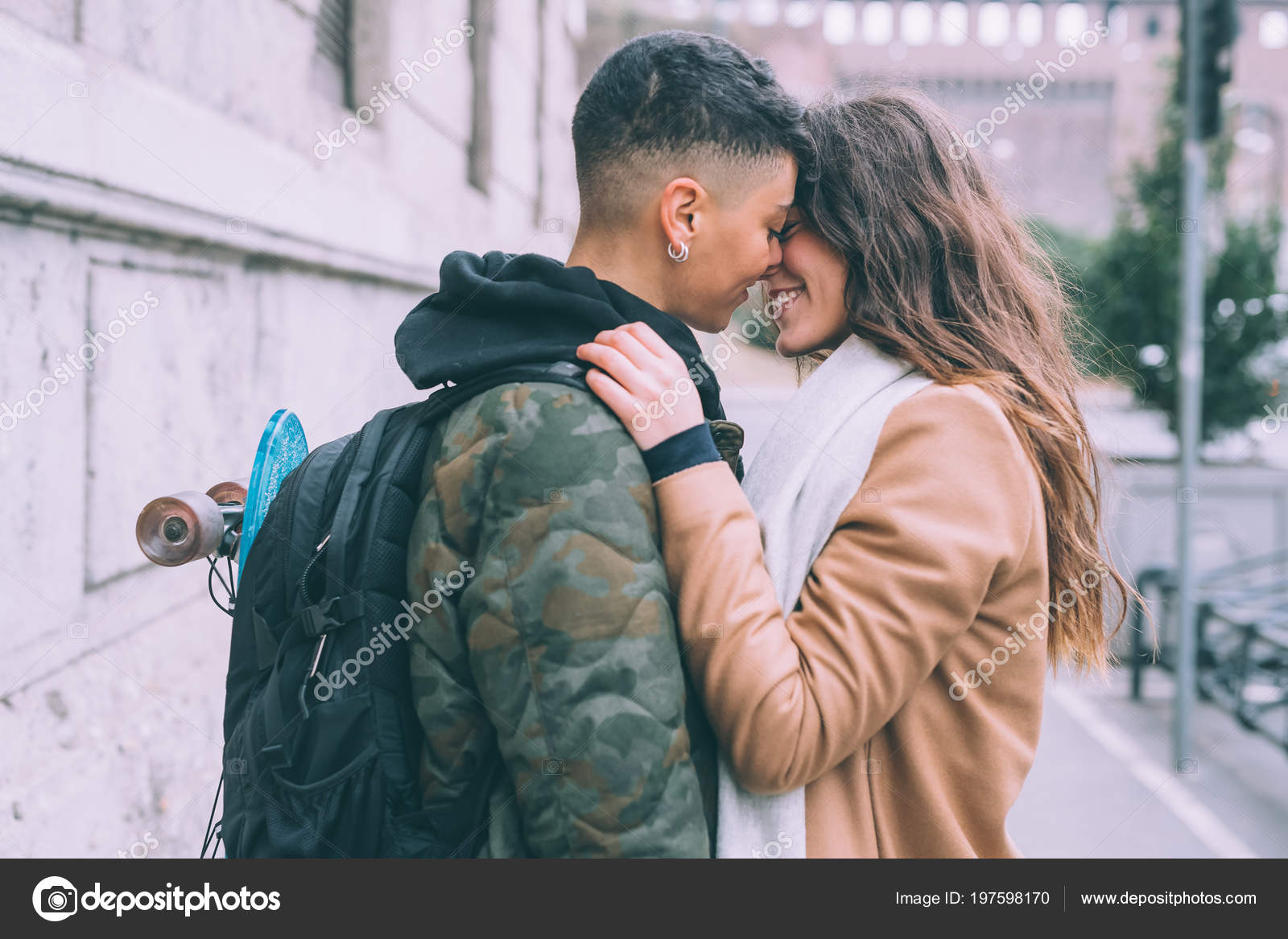 Zwei Junge Lesbische Frauen Die Sich Freien Küssen Liebe Beziehung