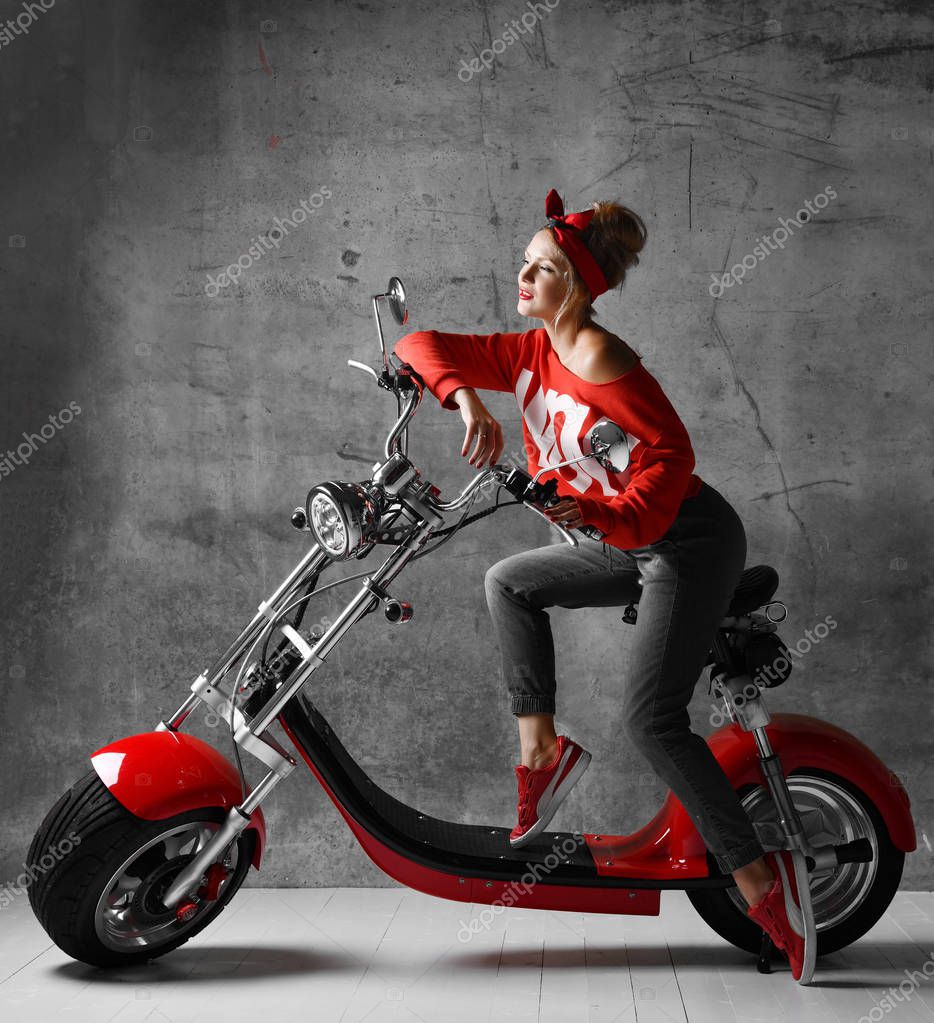 Mujer sentada en la nueva moto eléctrica scooter pinup estilo retro en ...