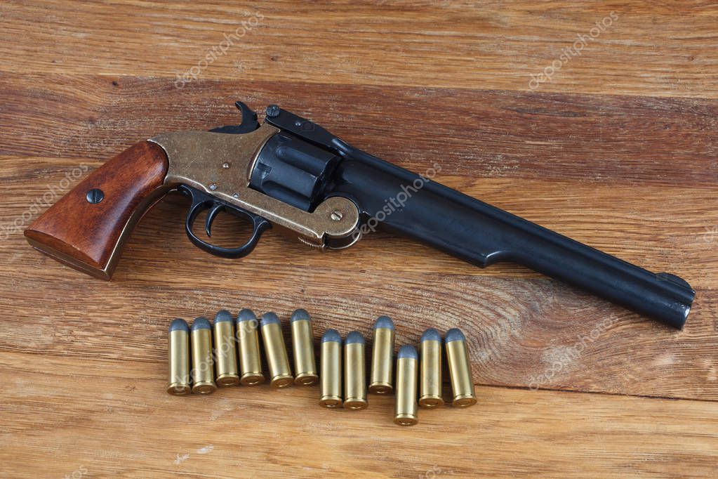 .44 smith y wesson solo acción revólver aislado sobre fondo de madera 2024