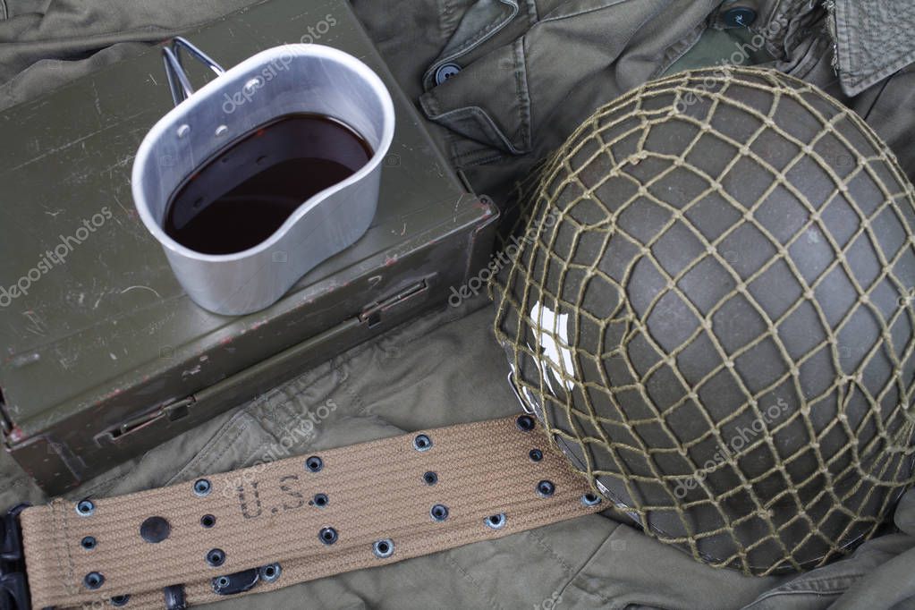 una taza de café con ww2 período nosotros equipo militar del ejército ...