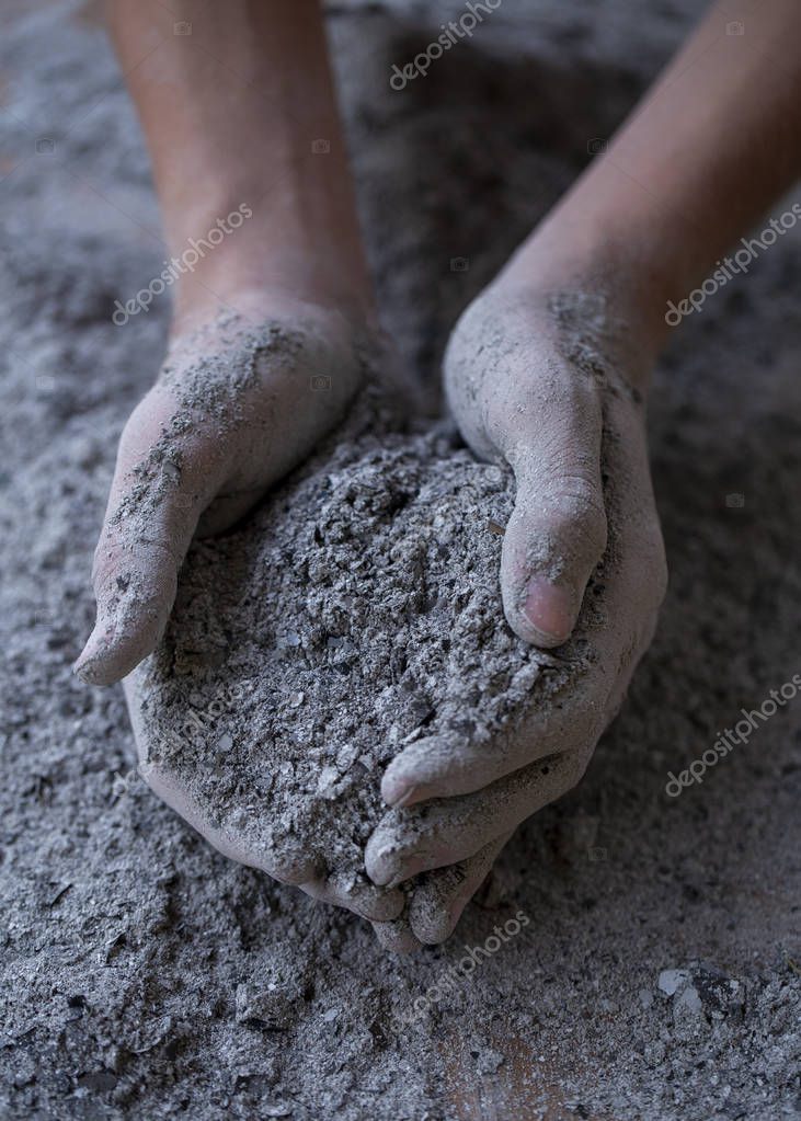 cenizas en las manos, cenizas verter a través de los dedos de las manos ...