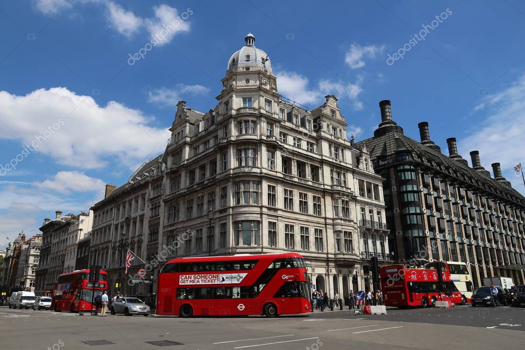 LONDRES, Reino Unido - 7 de julio de 2016: Nuevos autobuses Routemaster ...