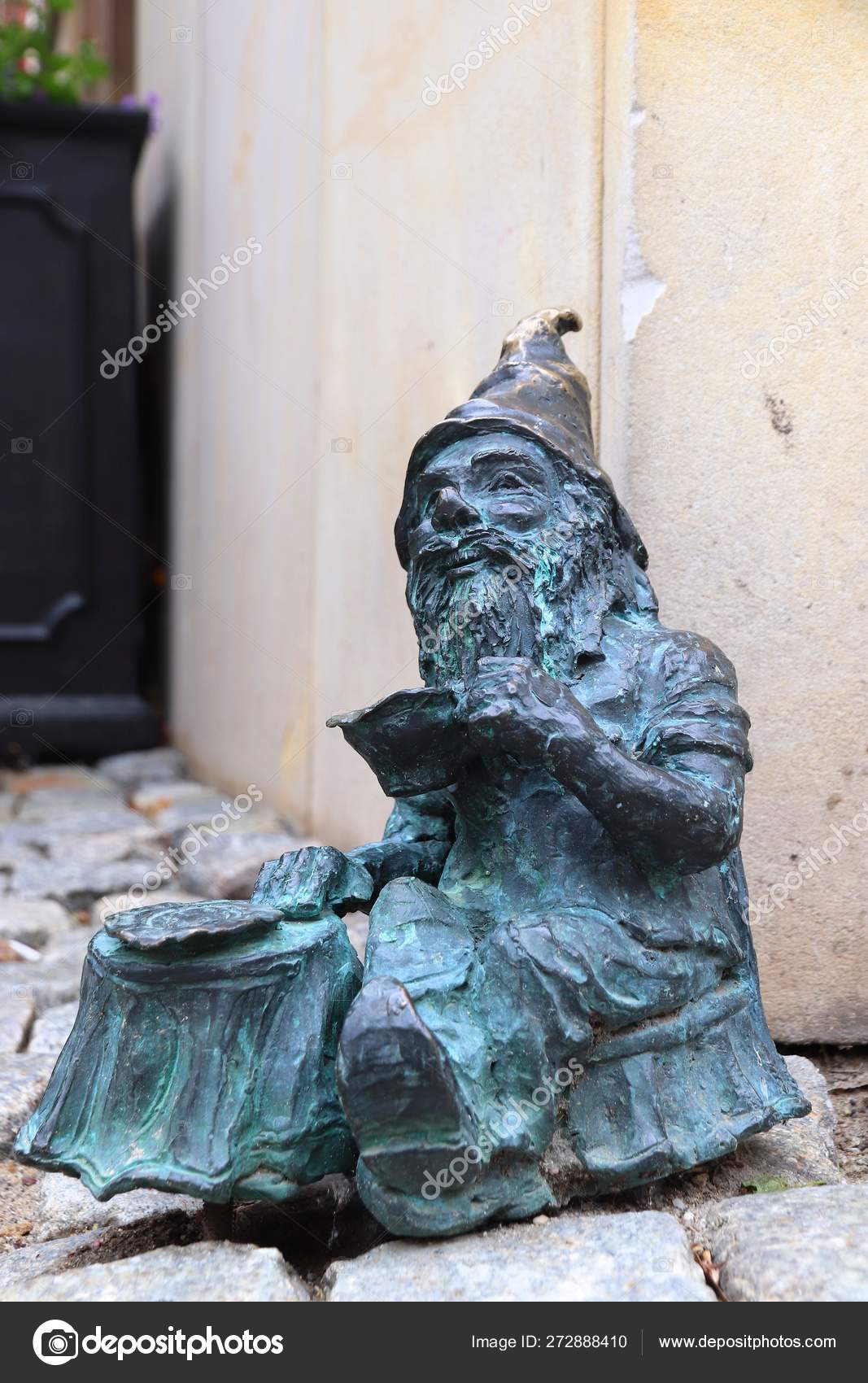 Dwarf statue in Wroclaw – Stock Editorial Photo © tupungato #272888410