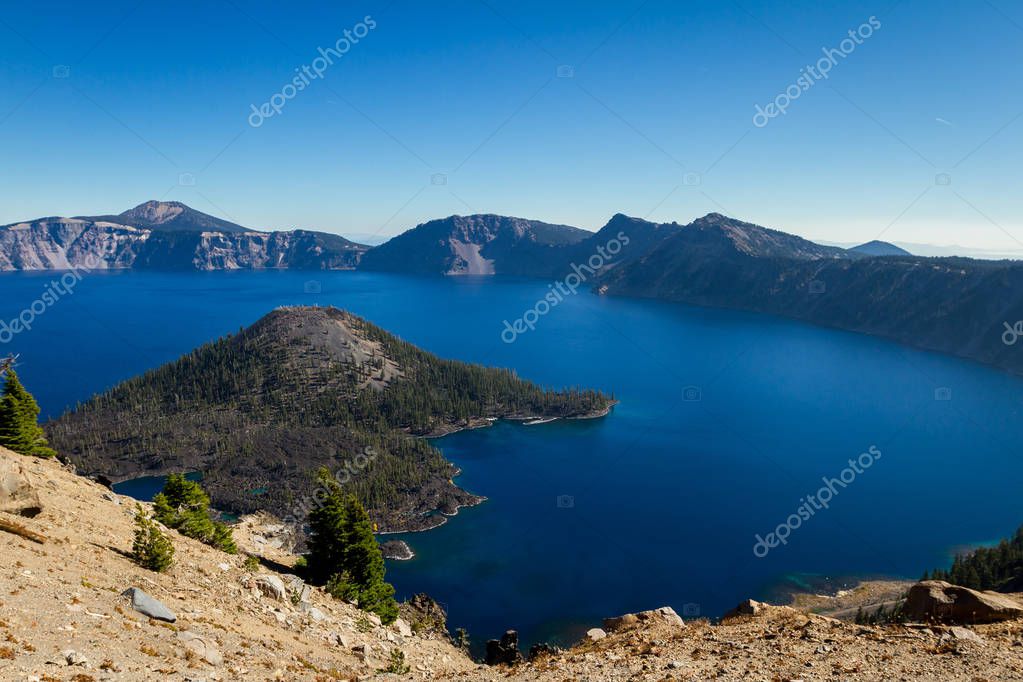 Hermoso día en el Parque Nacional del Lago Cráter con un hermoso día ...
