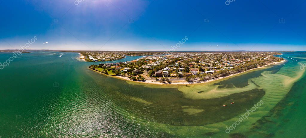 Vista aérea del dron de la parte sur de Bribie Island, Sunshine Coast ...