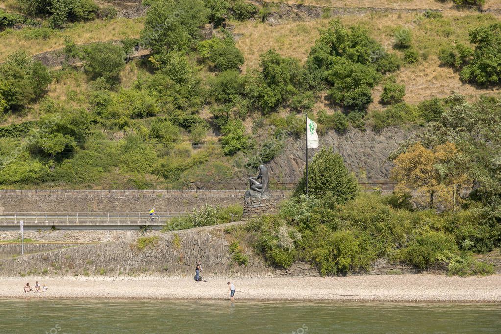 Río Rin, Alemania - 07 de julio de 2018: Escultura de bronce de una ...