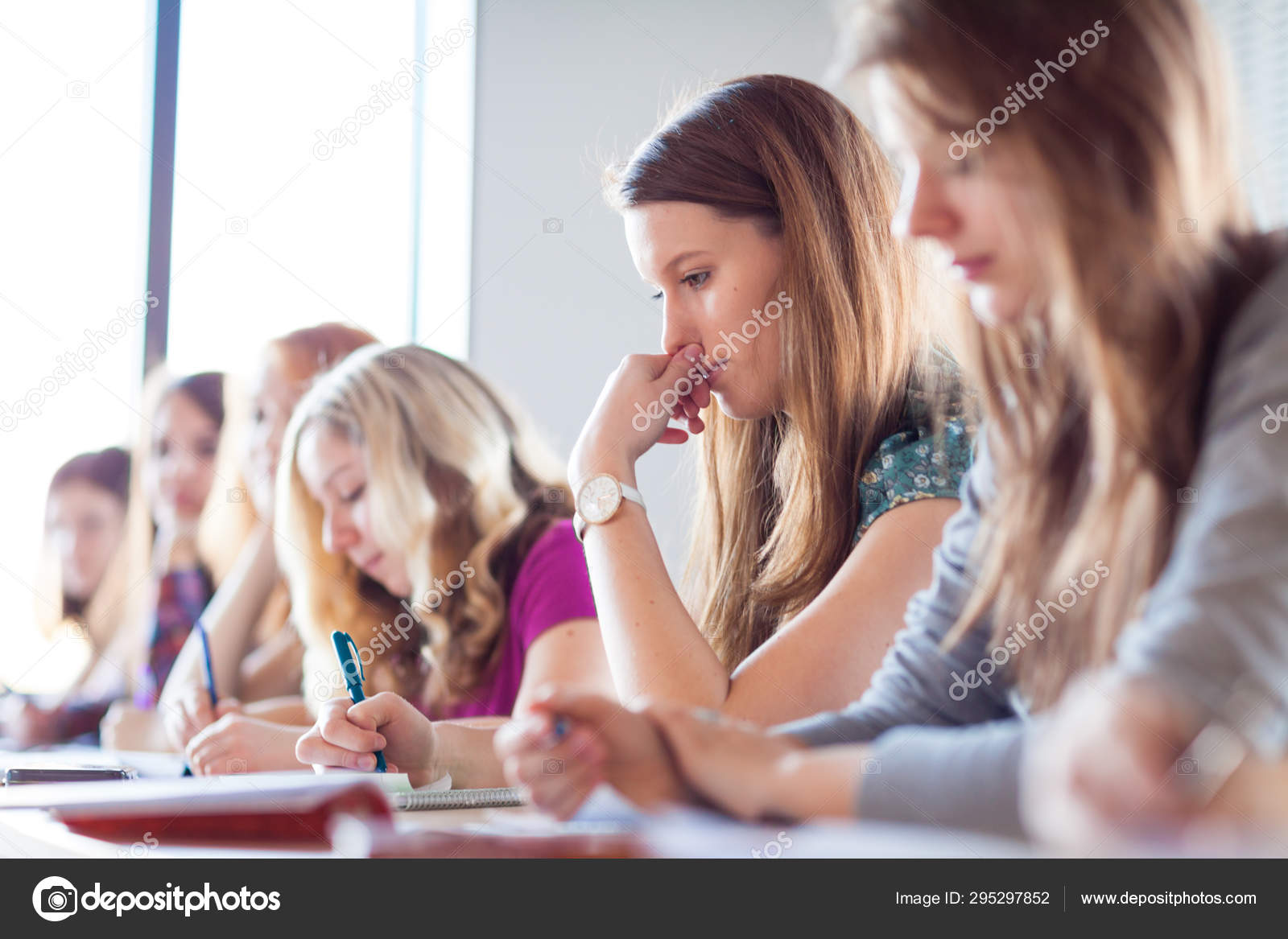 Estudiantes en el aula: fotografía de stock © lightpoet #295297852 ...