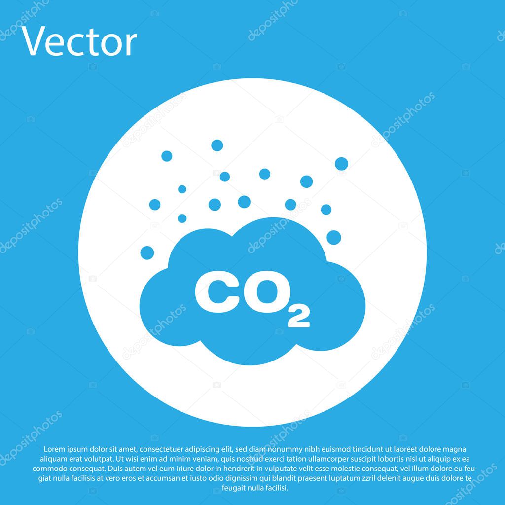 Emisiones de CO2 azul en el icono de la nube aislado sobre fondo azul ...