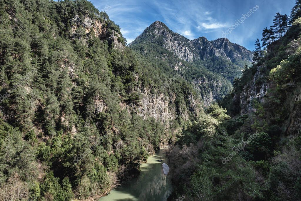 Vista aérea del lago Chouwen en el río Abraham en el parque natural ...