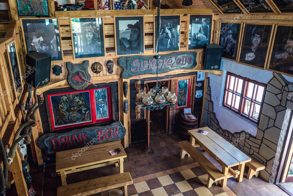 Cisna, Polonia - 13 de mayo de 2018: Interior de Siekierezada Bar en ...