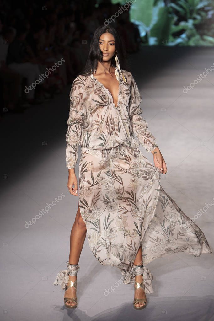 Una modelo camina por la pasarela para el desfile de moda Aguaclara ...