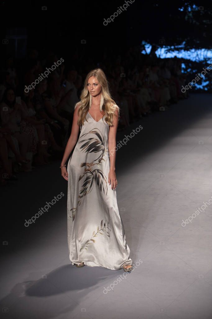 Una modelo camina por la pasarela para el desfile de moda Aguaclara ...