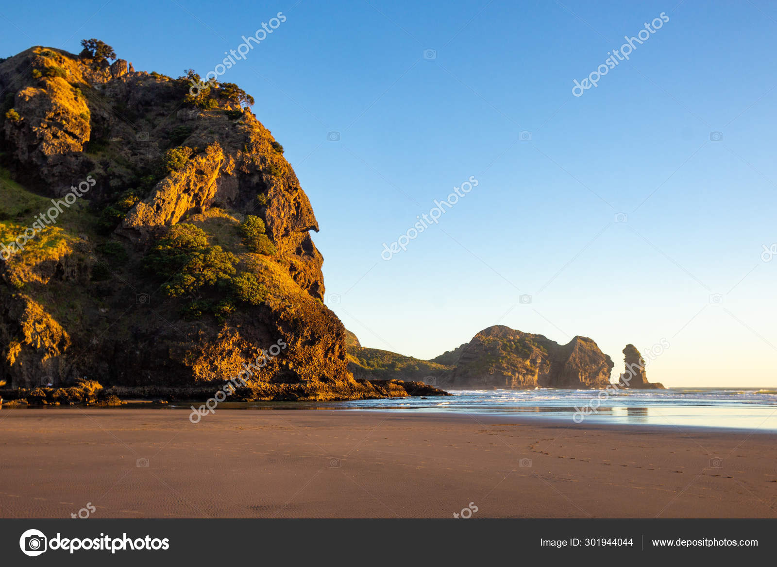 Beautiful sunset at Piha beach, New Zealand — Stock Photo © tomtsya ...