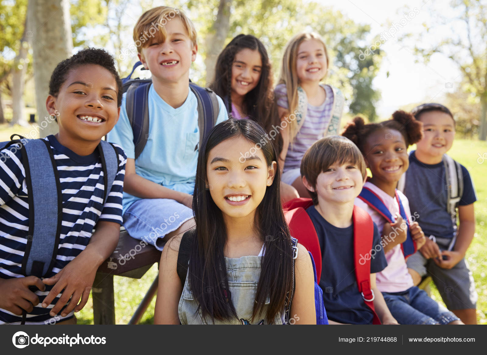 Multi Ethnic Group Schoolchildren School Trip — Stock Photo ... Multi Ethnic Group Schoolchildren School Trip — Stock Photo ...