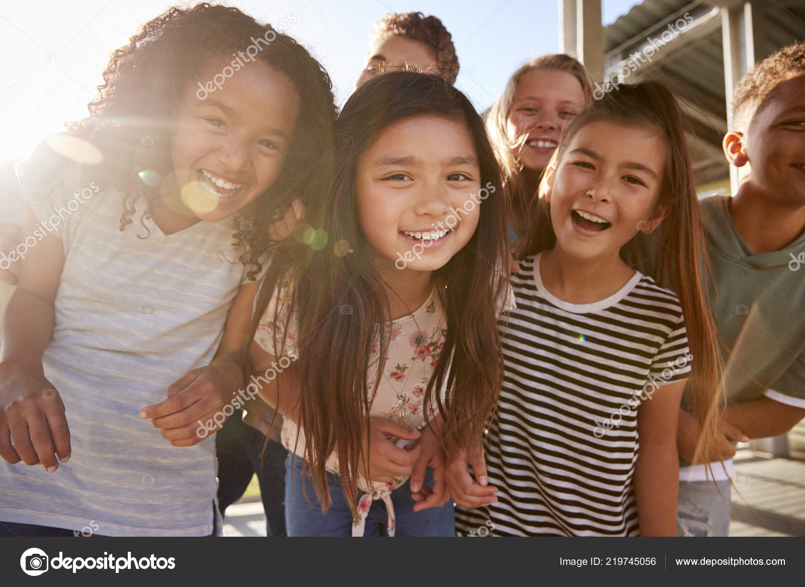 Los Niños Escuela Primaria Sonriendo Cámara Descanso — Foto de stock ...