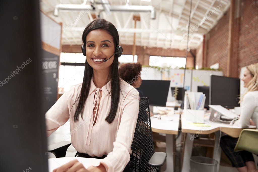 Retrato de agente de servicio al cliente femenino que trabaja en el ...