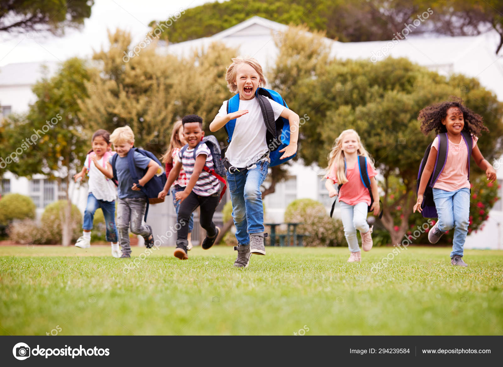 Alumnos Escuela Primaria Emocionados Corriendo Través Del Campo Momento ...