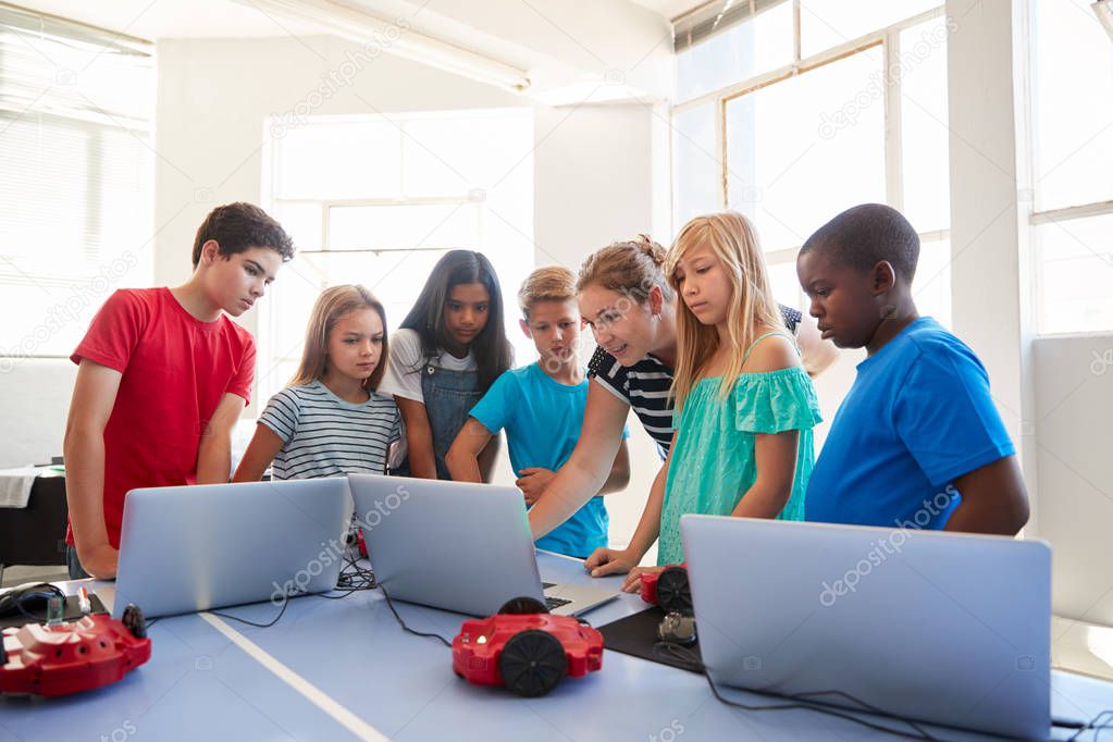 Grupo de estudiantes en clase de codificación de computadora después de ...