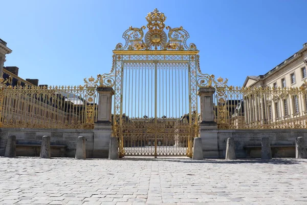 Versailles palace front gate Stock Photos, Royalty Free Versailles ...