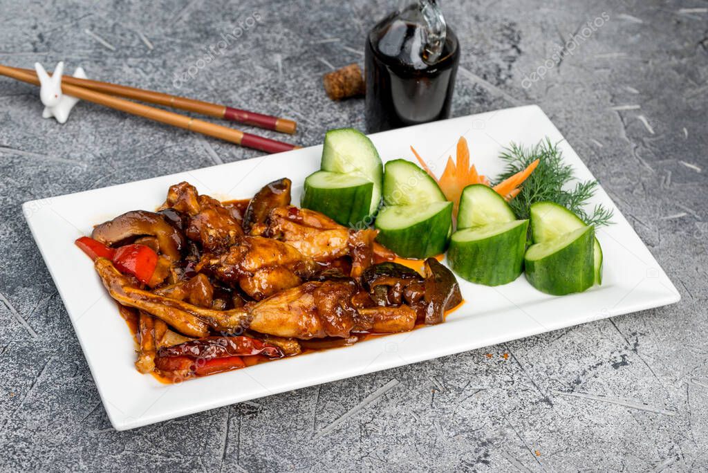 Patas de rana fritas con verduras en un plato blanco. Disparo con un ...