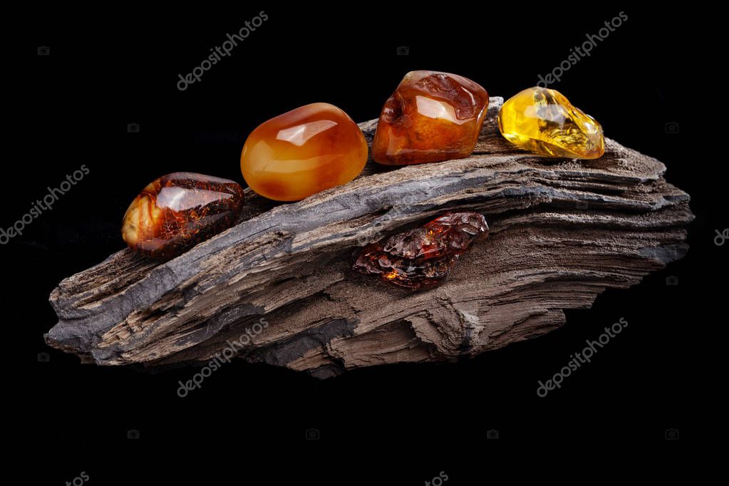 Ámbar natural. Varias piezas de diferentes colores de ámbar natural en ...
