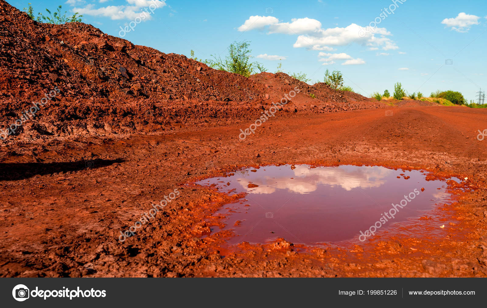 Suelo rojo seco con charco en Kryvyi Rih, Ucrania: fotografía de stock ...
