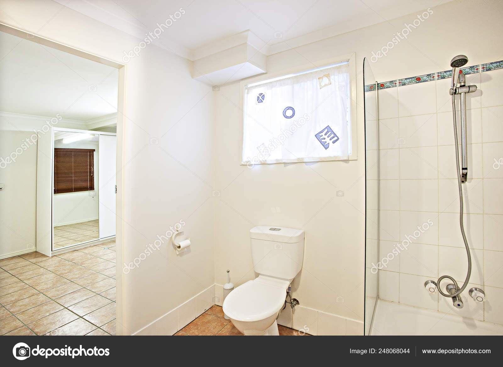 Cuarto de baño pequeño con inodoro y ducha de vidrio — Foto de stock ...