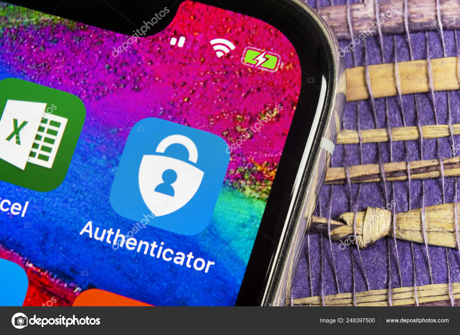 Icono de aplicación de autenticador de Microsoft en el primer plano de ...