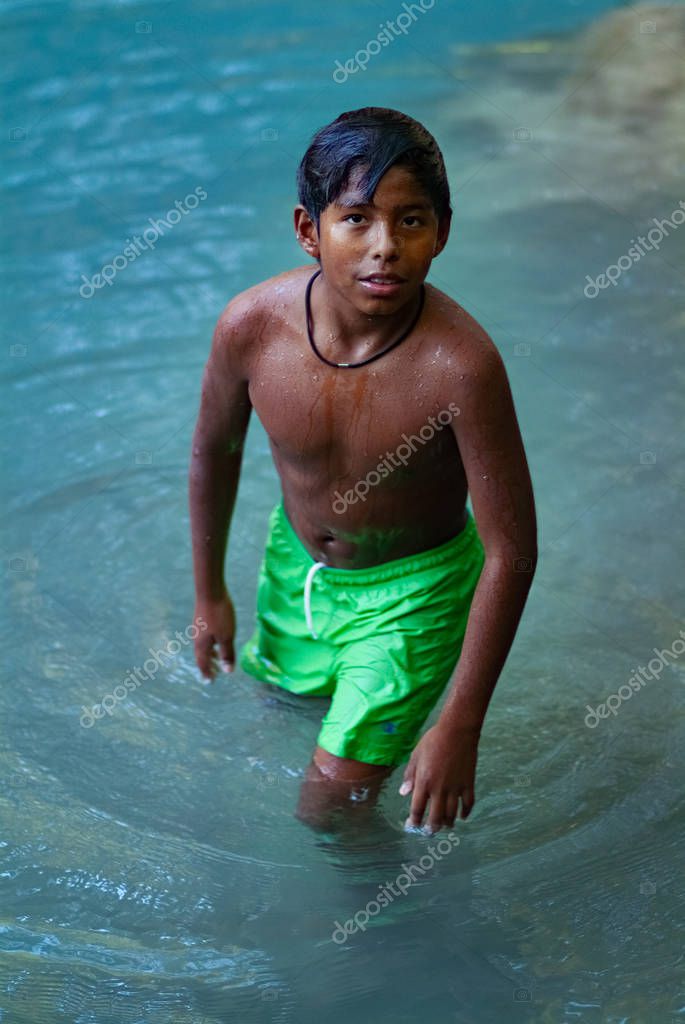 chico latino divertirse en el río 2023