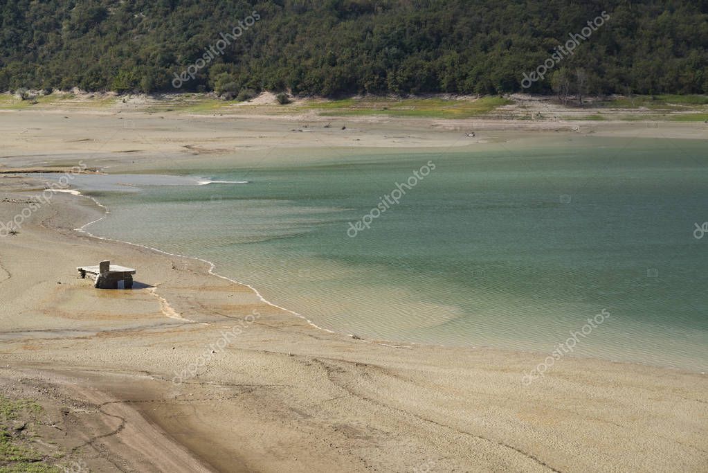 Lago Campotosto incrustado en el Parque Nacional Gran Sasso y Monti ...